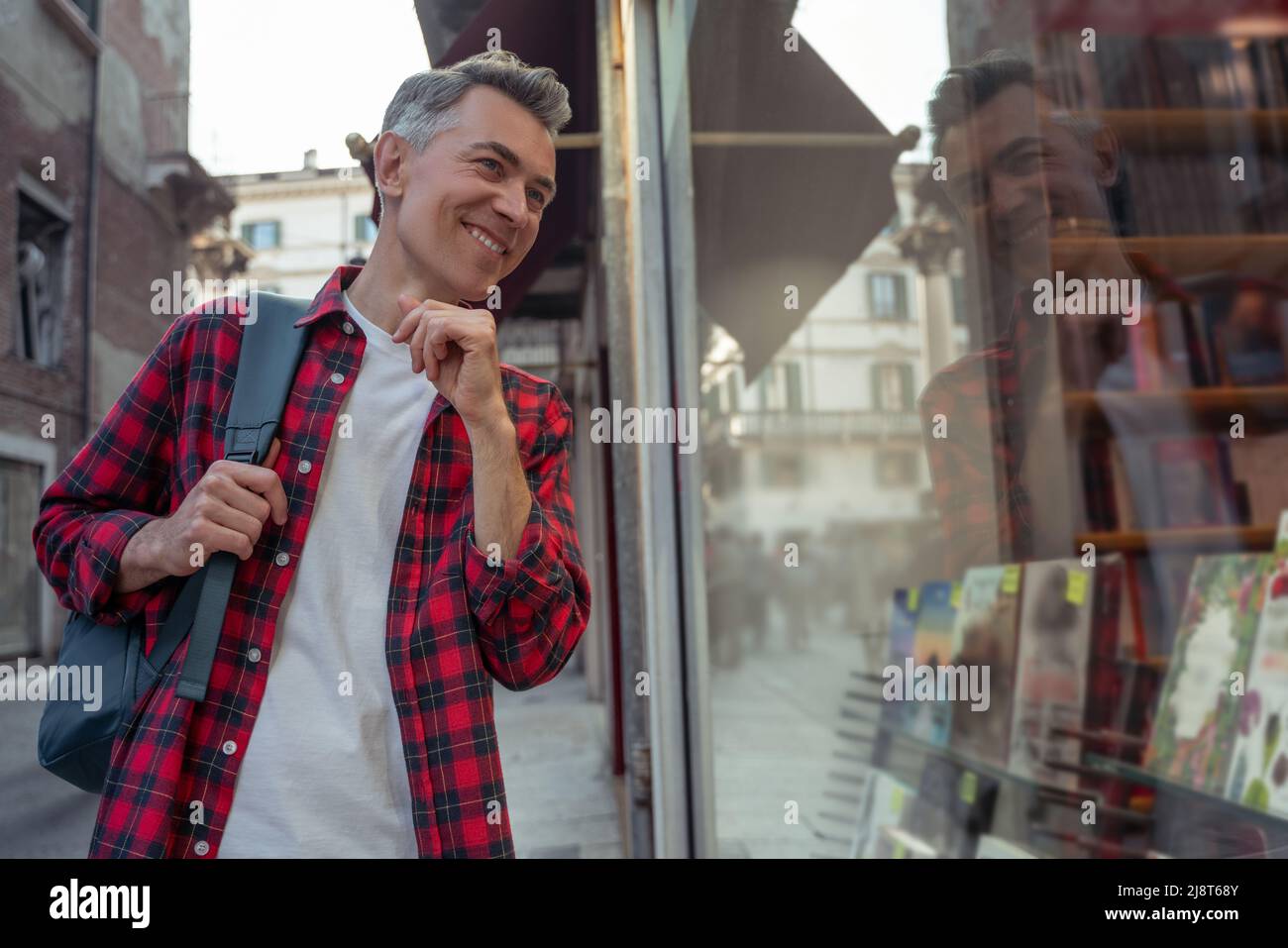 Man standing on street looking hi-res stock photography and images - Alamy