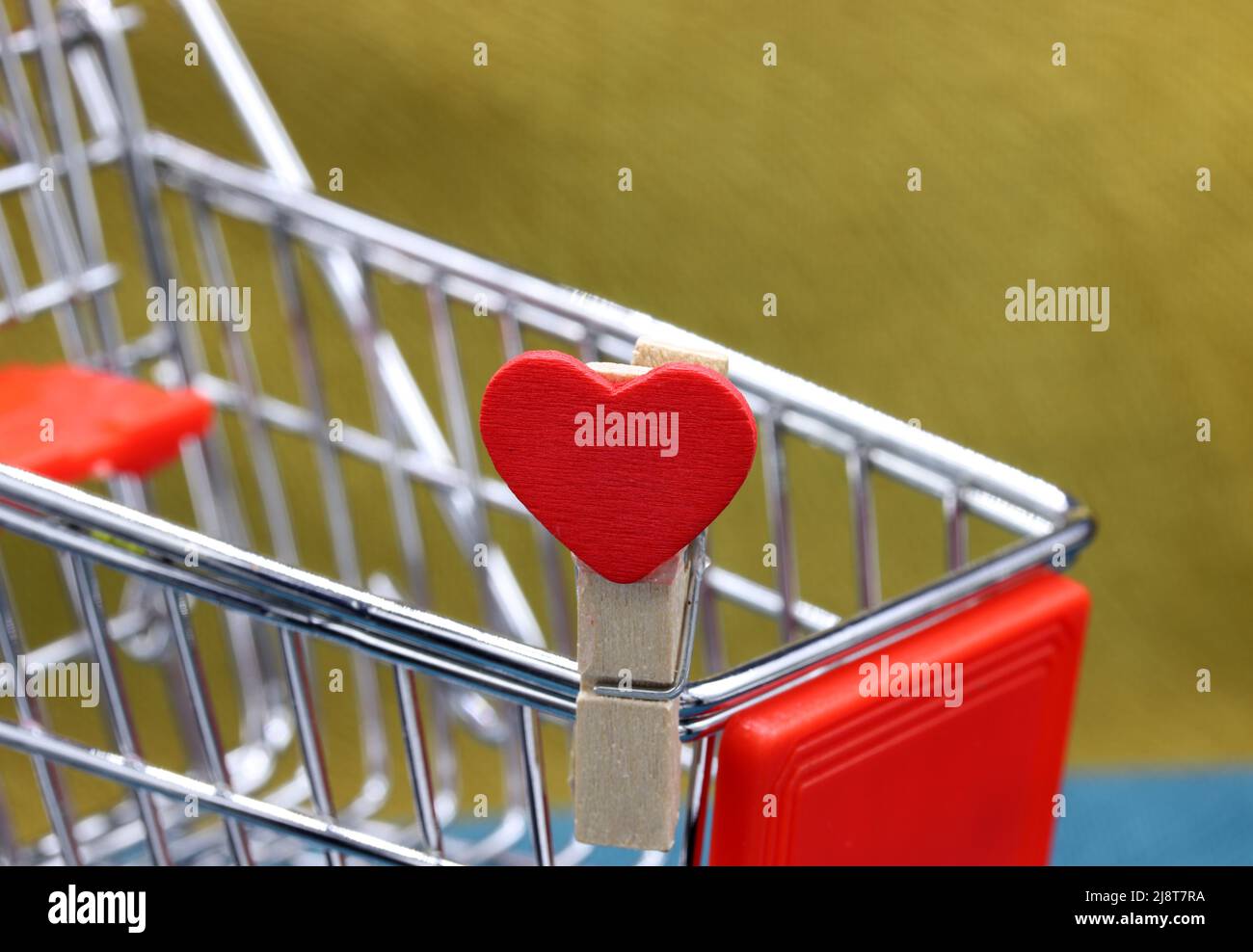 Store cart icon shape heart hi-res stock photography and images - Alamy