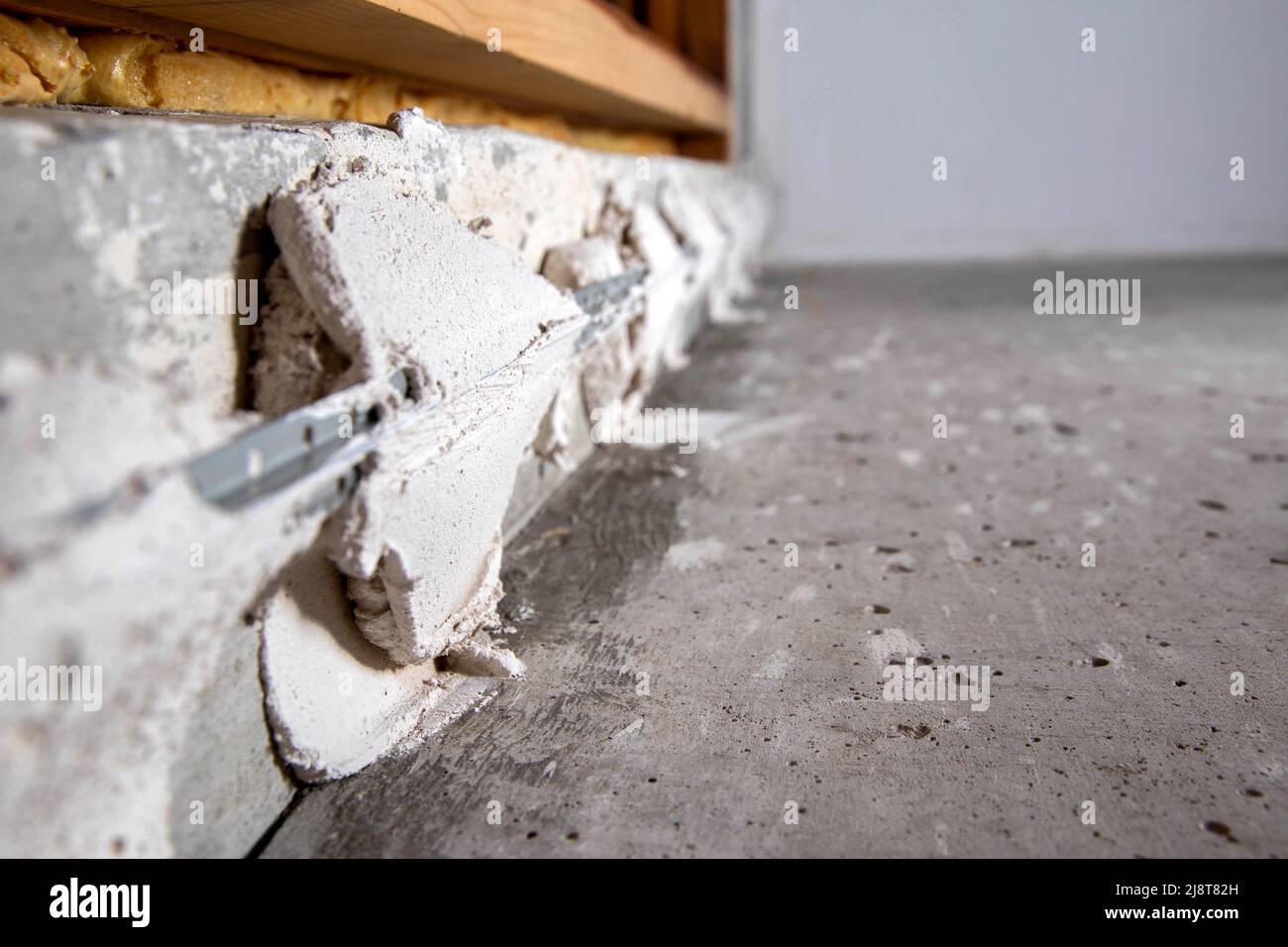 Leveling the walls with a plaster mixture and metal beacons. Plastering ...