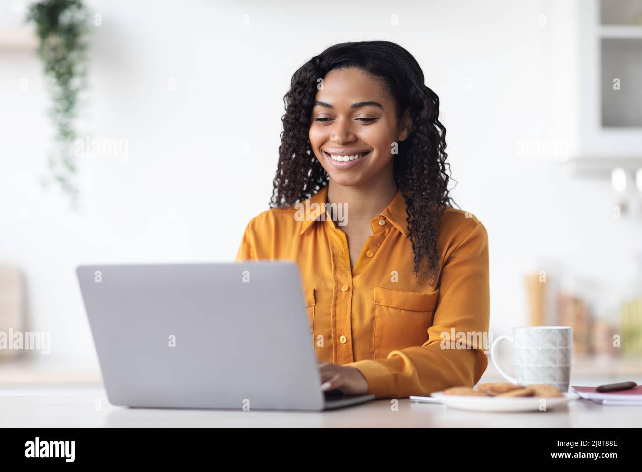 African american woman working hi-res stock photography and images - Alamy