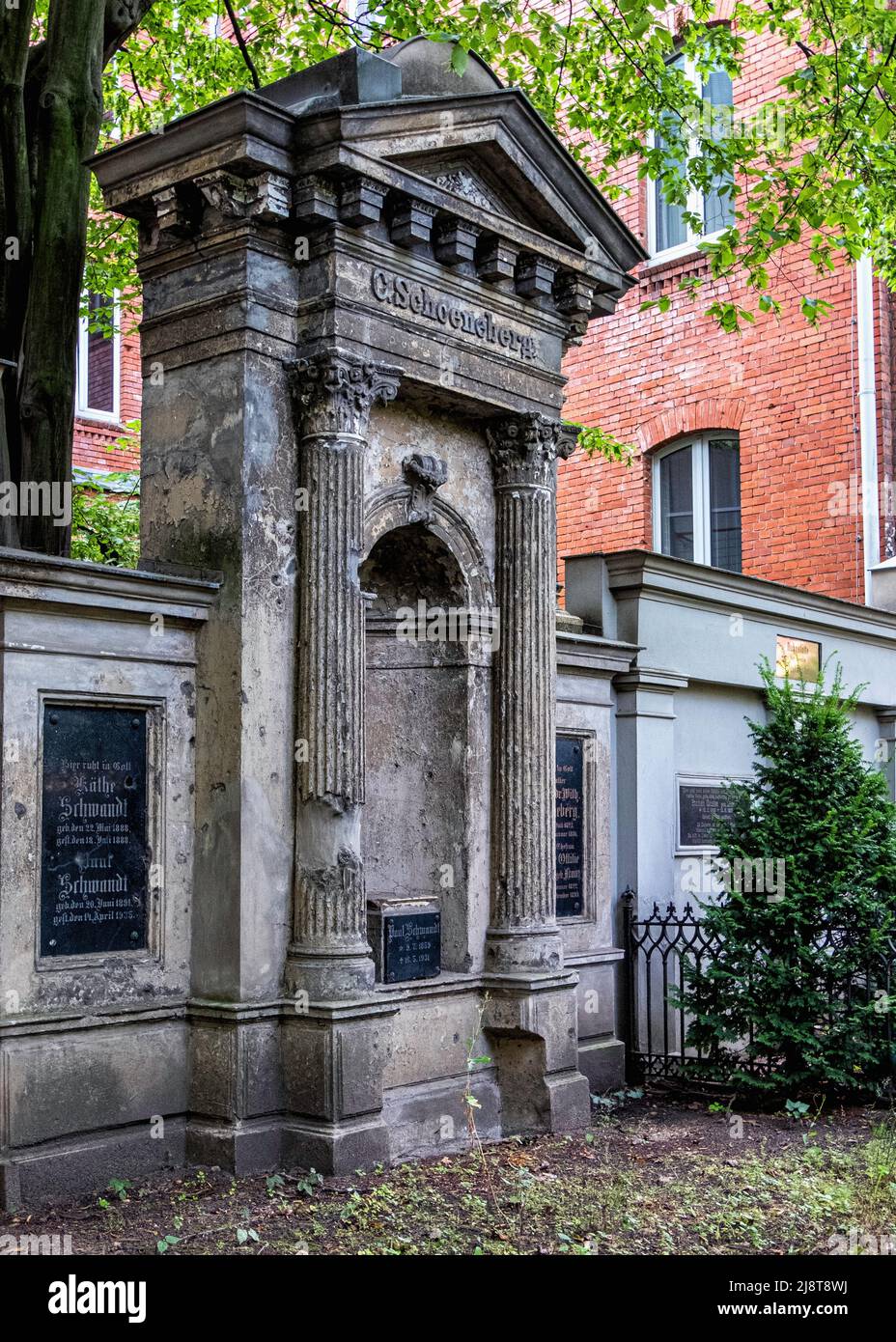 Georgen Parochial Cemetery II in Landsberger Allee 48-50 ...