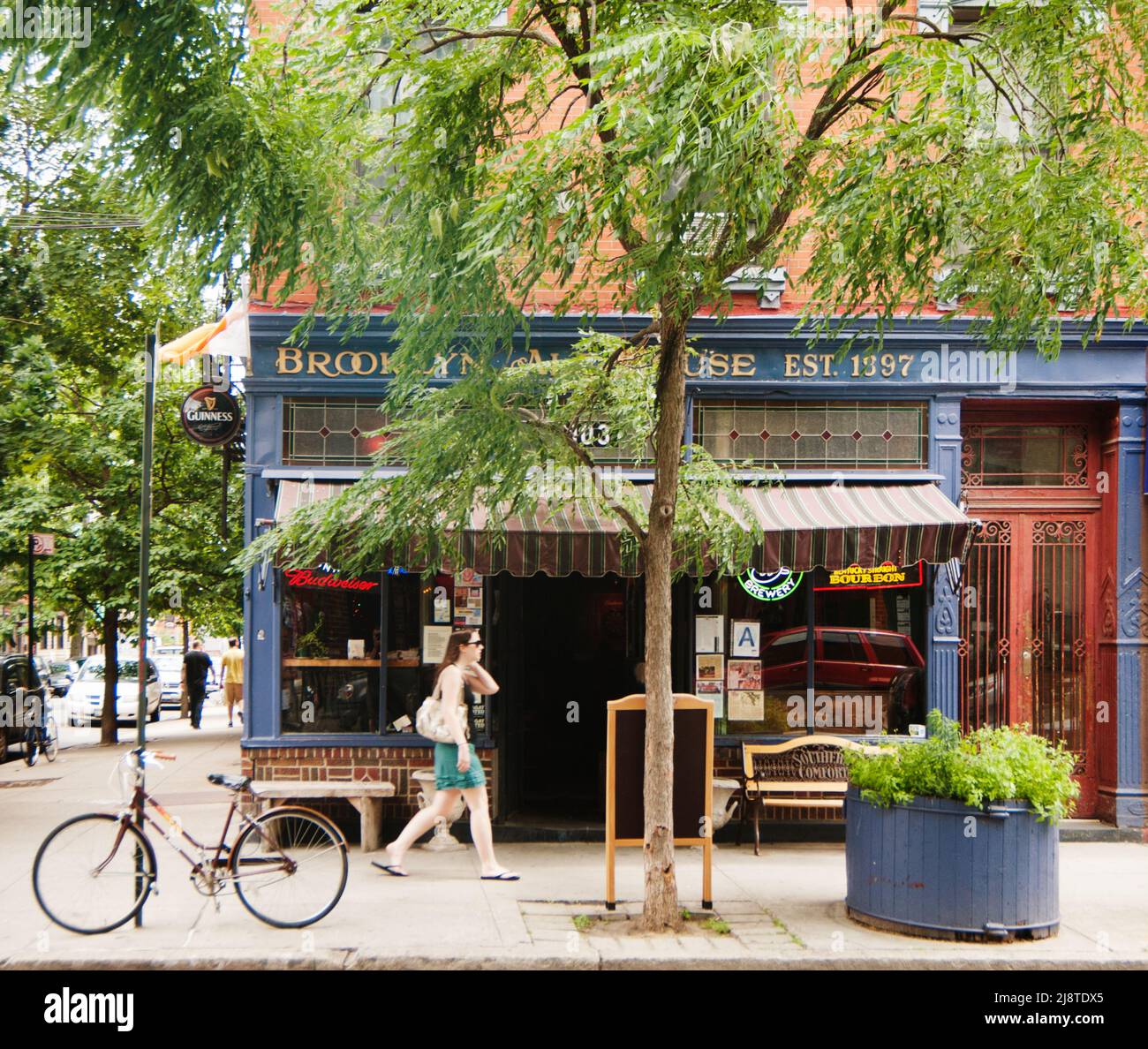 Old bar new york city hi-res stock photography and images - Alamy