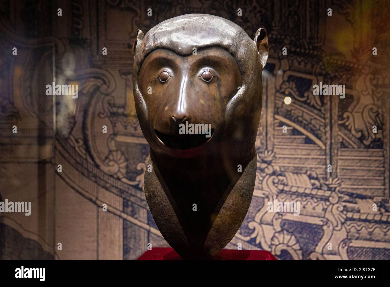 Bronze monkey statue hi-res stock photography and images - Alamy