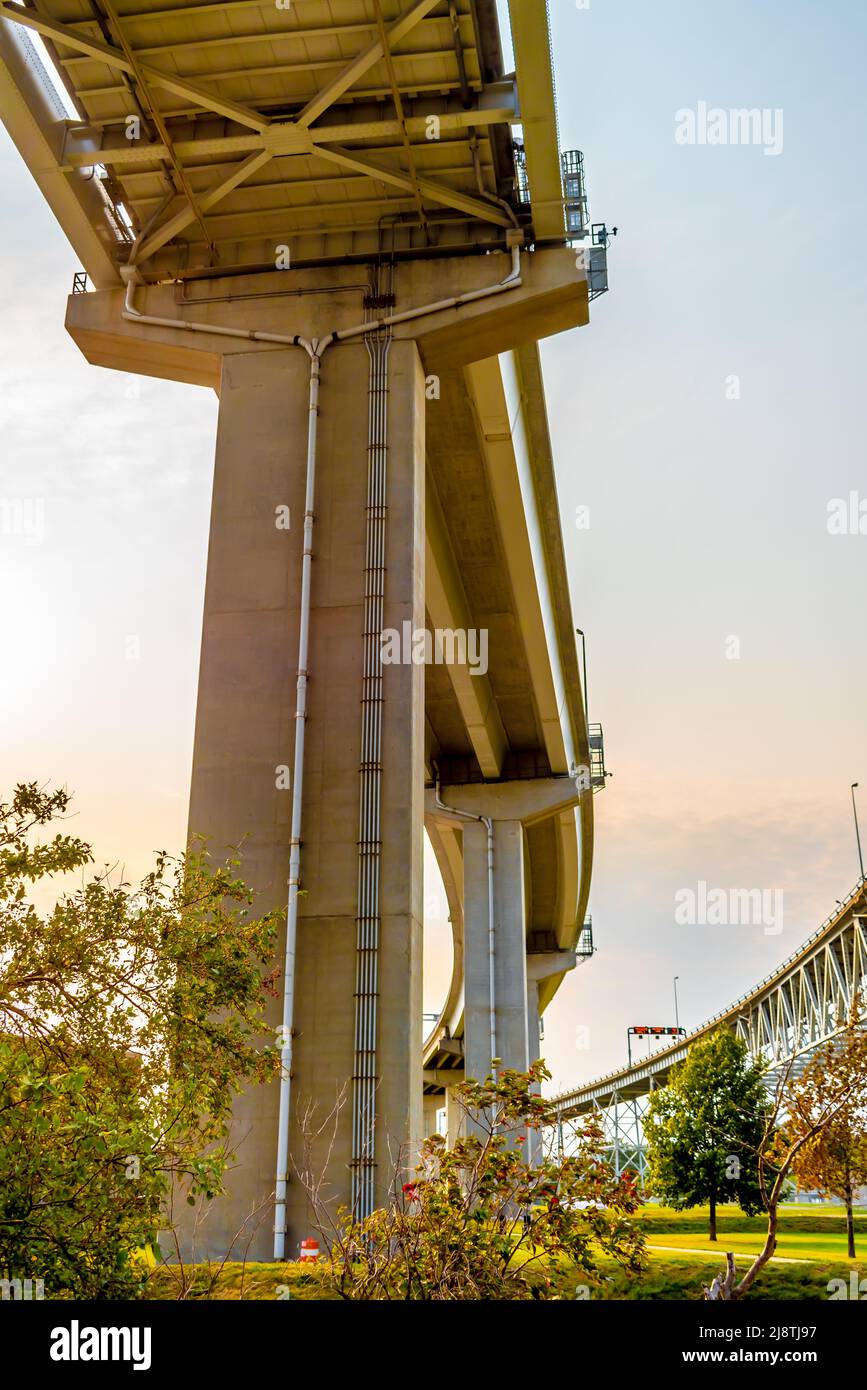 Transport tractor bridge vehicles hi-res stock photography and images ...