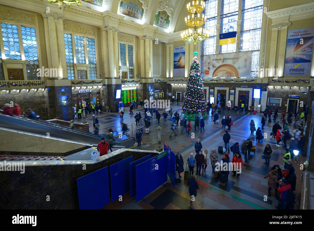 Main hall of the building of Grand Central train station, people ...