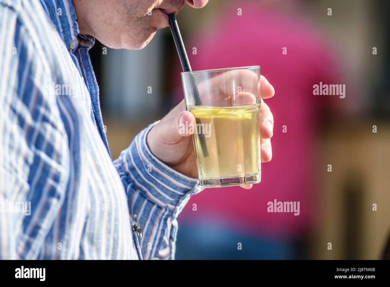 Drinking alcohol with a straw out of a glass | Boire de l'acool, un ...