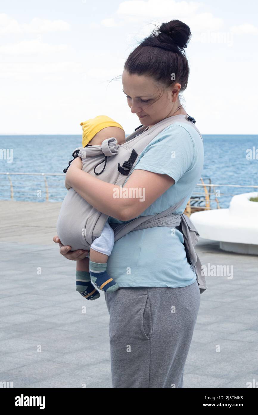 Woman wearing sling hi-res stock photography and images - Alamy