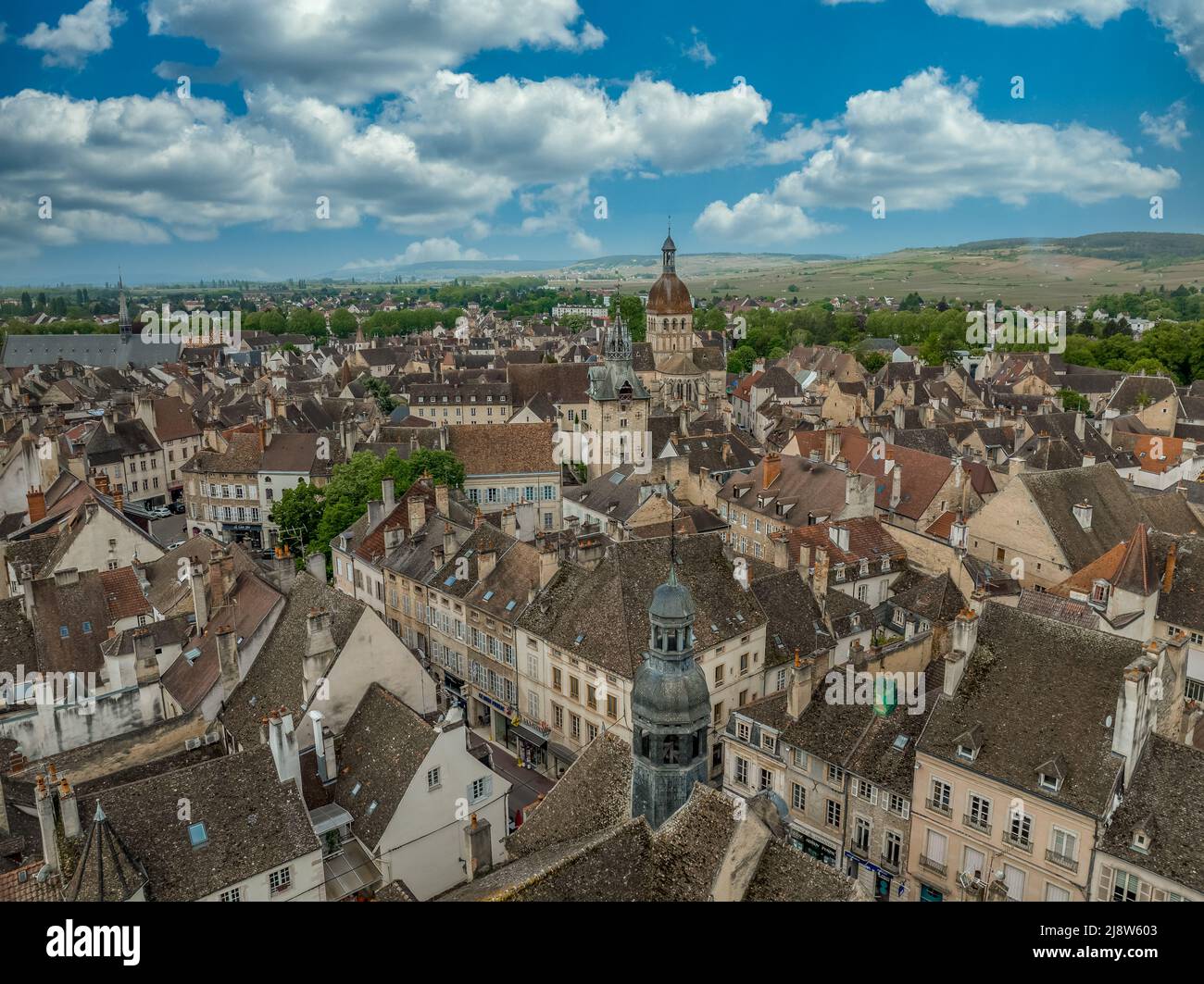Beaune glazed tile roof hi-res stock photography and images - Alamy