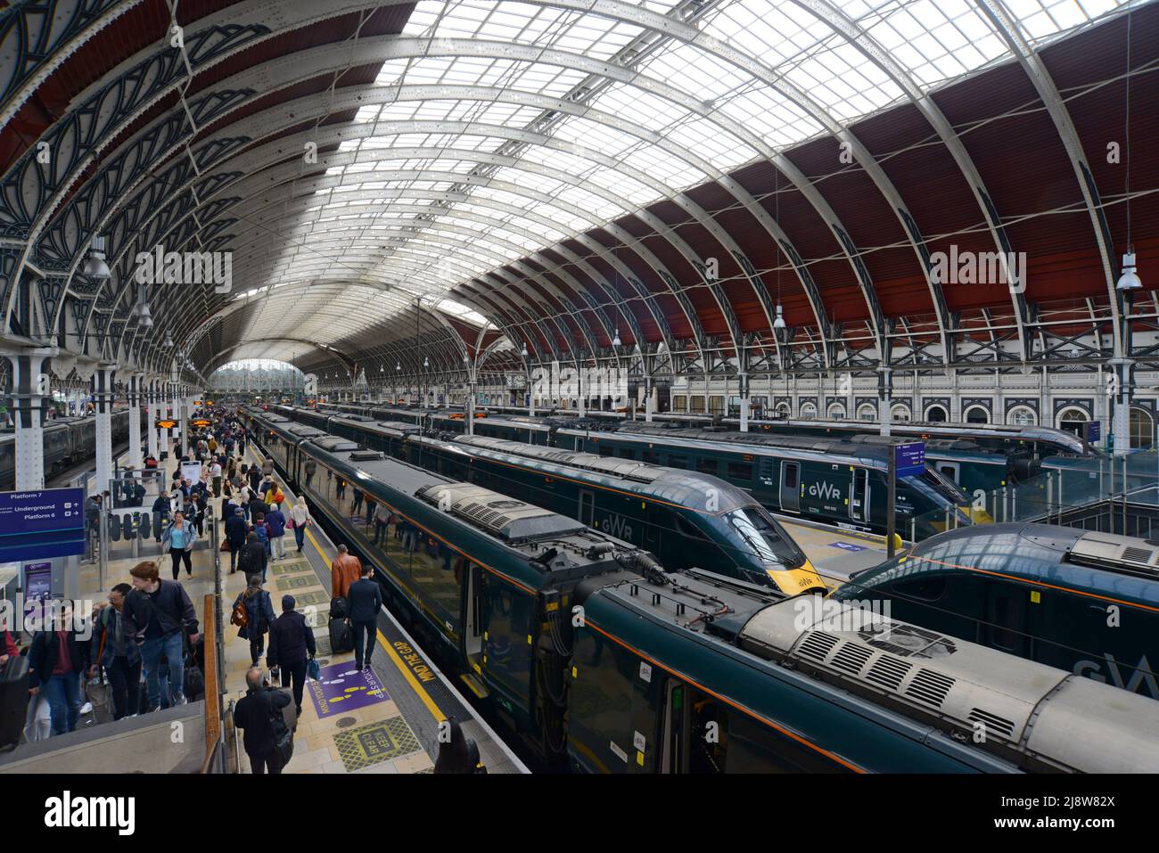 Passengers walking along platforms to Great Western Railway 800 class ...