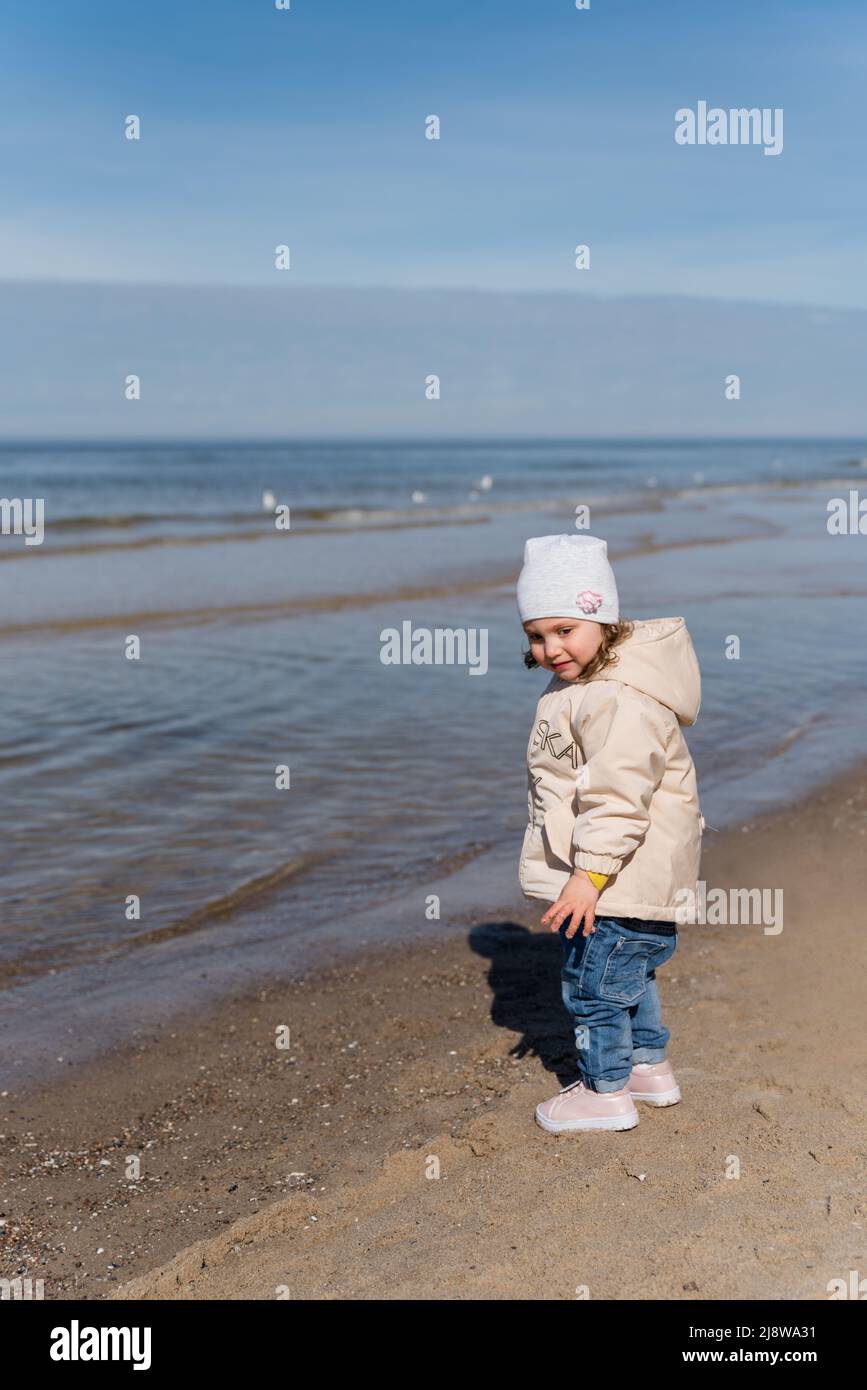 People on beach in cold weather hi-res stock photography and images - Alamy