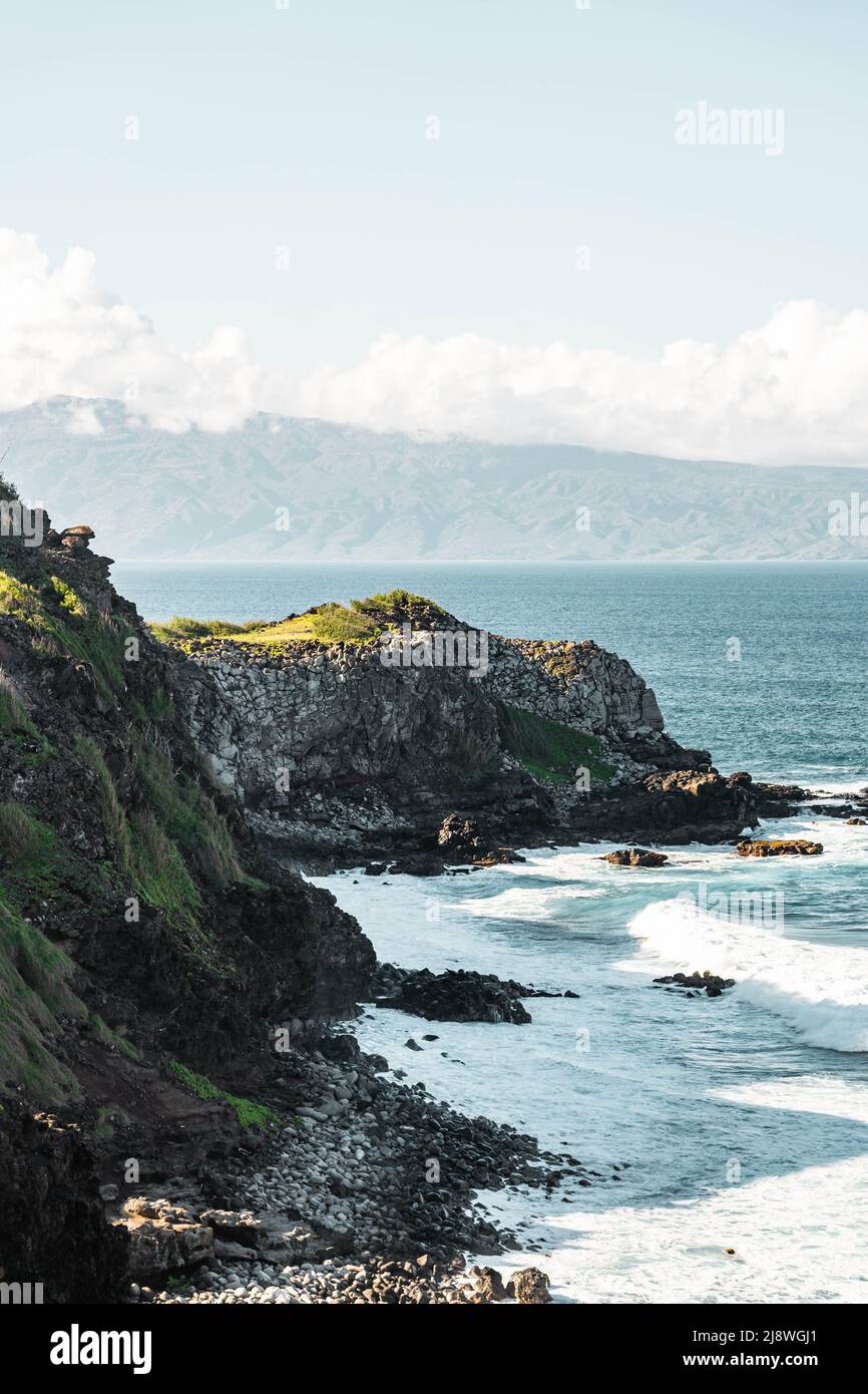Hawaiian coastal bluffs Stock Photo - Alamy