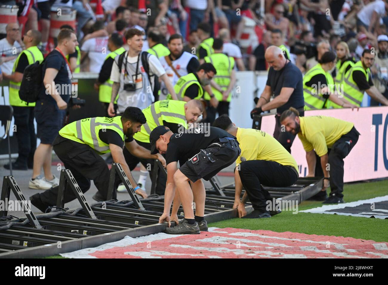 Stuttgart, Deutschland. 14th May, 2022. Square storm, helpers set up an ...