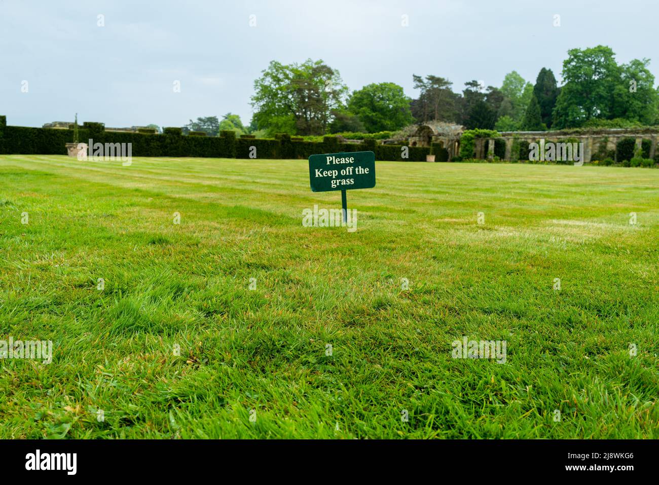 Hever castle statues hi-res stock photography and images - Alamy