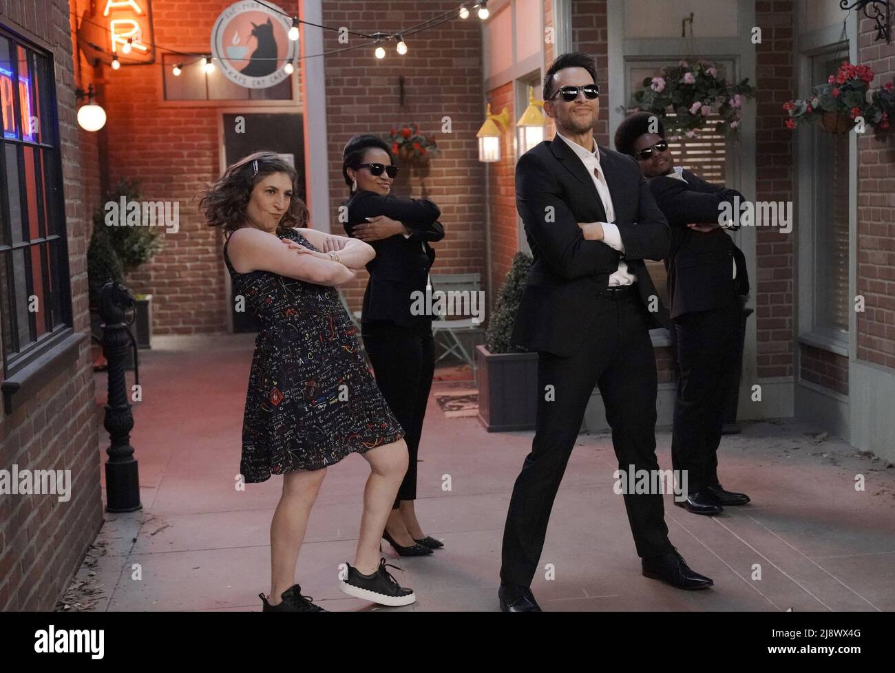 CALL ME KAT, from left: Mayim Bialik, Kyla Pratt, Cheyenne Jackson ...