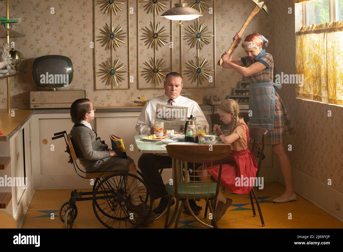 SHINING VALE, Ellie Grace Pomeroy (sitting, right), Mira Sorvino (right ...