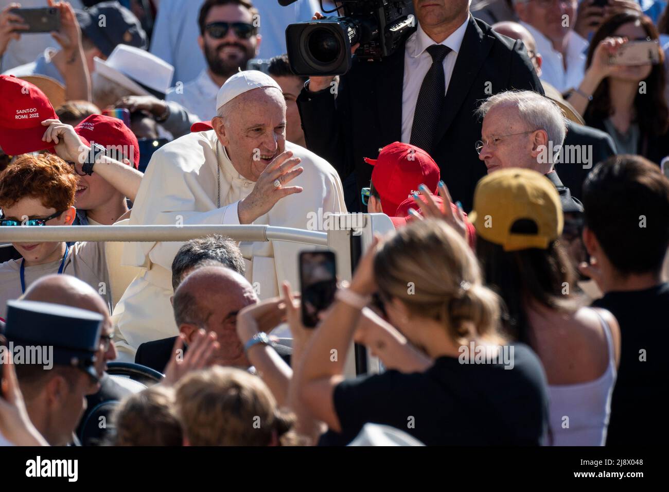 Pope Francis waves to the faithful as he arrives at St. Peter's Square ...