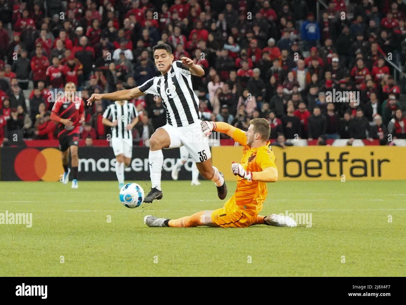 CURITIBA, PR - 18.05.2022: ATHLETICO X LIBERTAD - Goalkeeper Bento ...