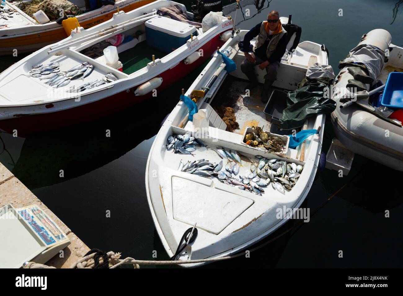 Albanian fishermen selling fish from fishing boats in Sarande Stock ...