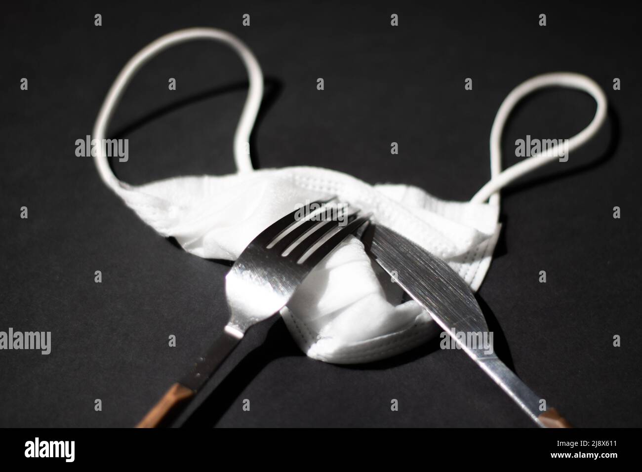 Man eat restaurant mask hi-res stock photography and images - Alamy