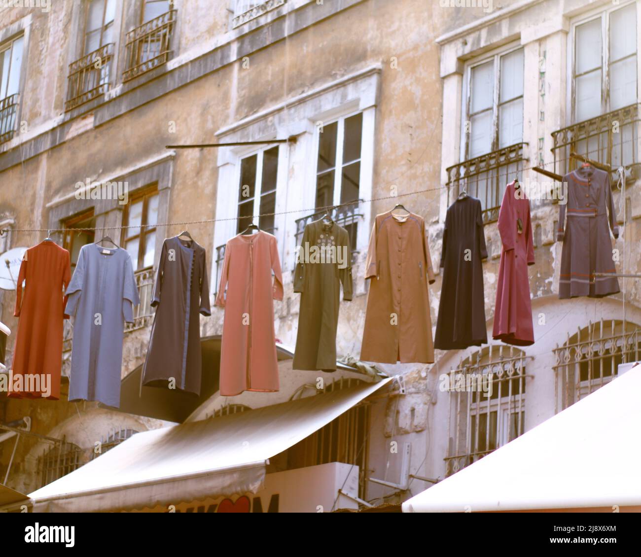 Clothes line between buildings hi-res stock photography and images - Alamy