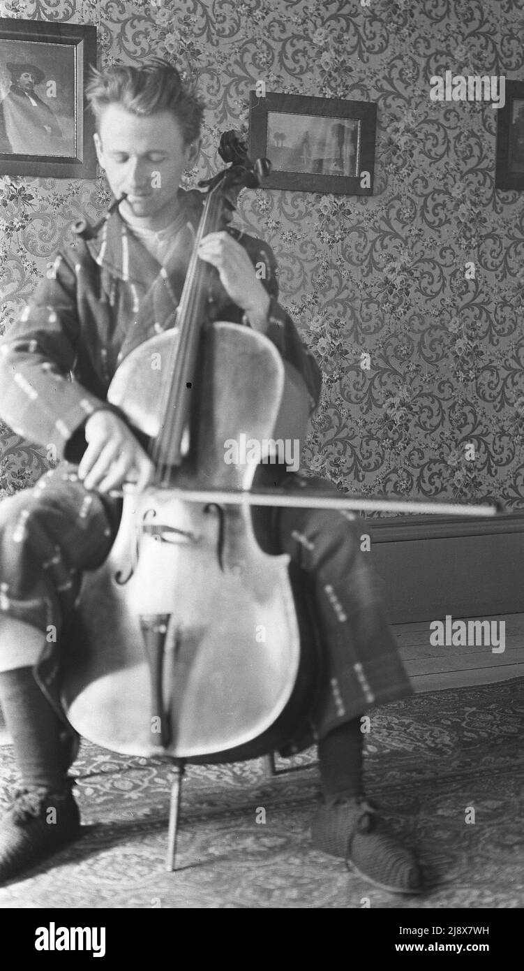 Archival cello player hi-res stock photography and images - Alamy