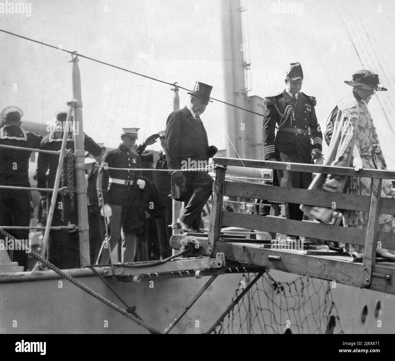 President and Mrs. Harding disembark from U.S.S. Henderson at Vancouver ...