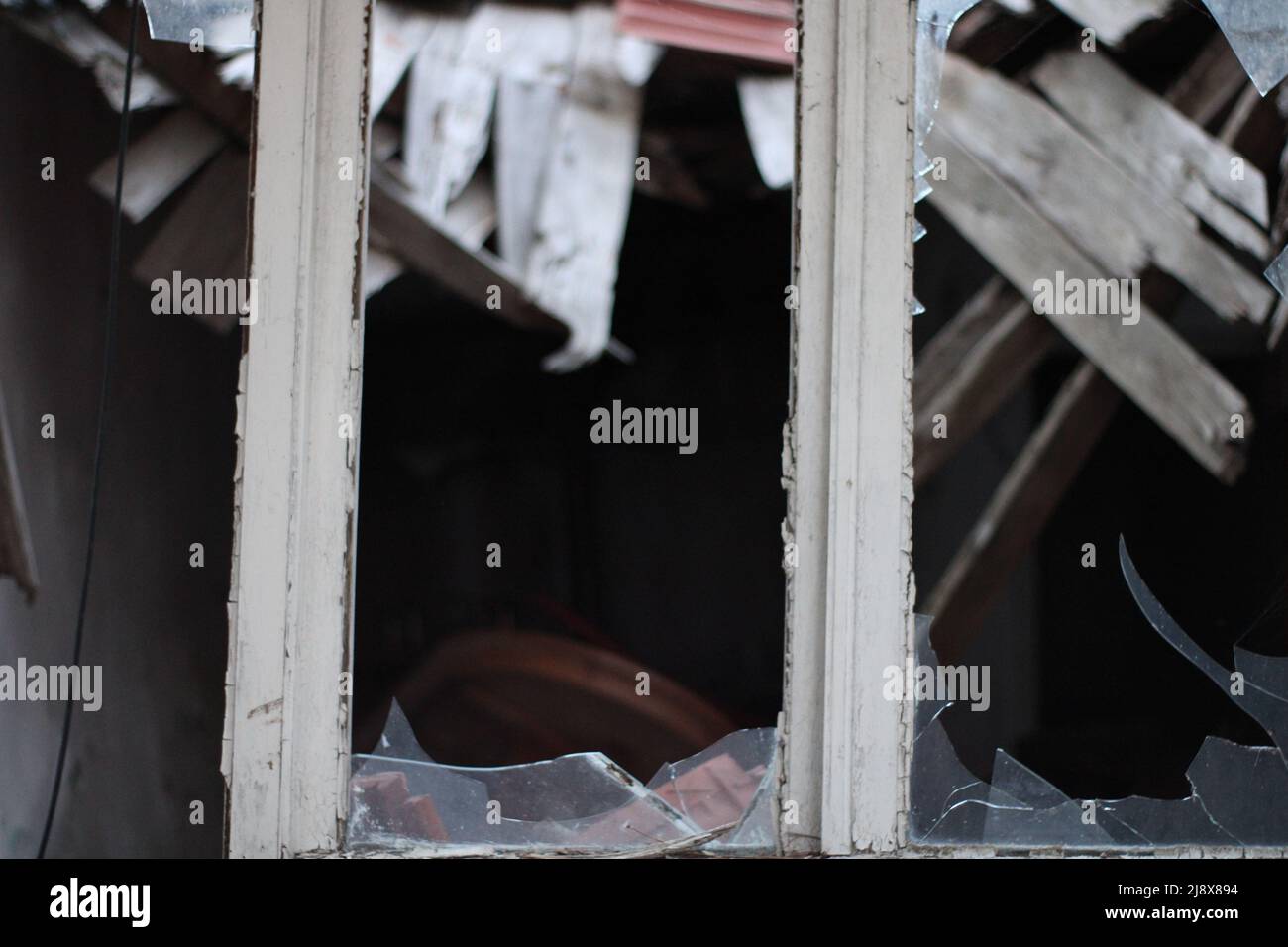 Broken windows and a collapsed roof Stock Photo - Alamy