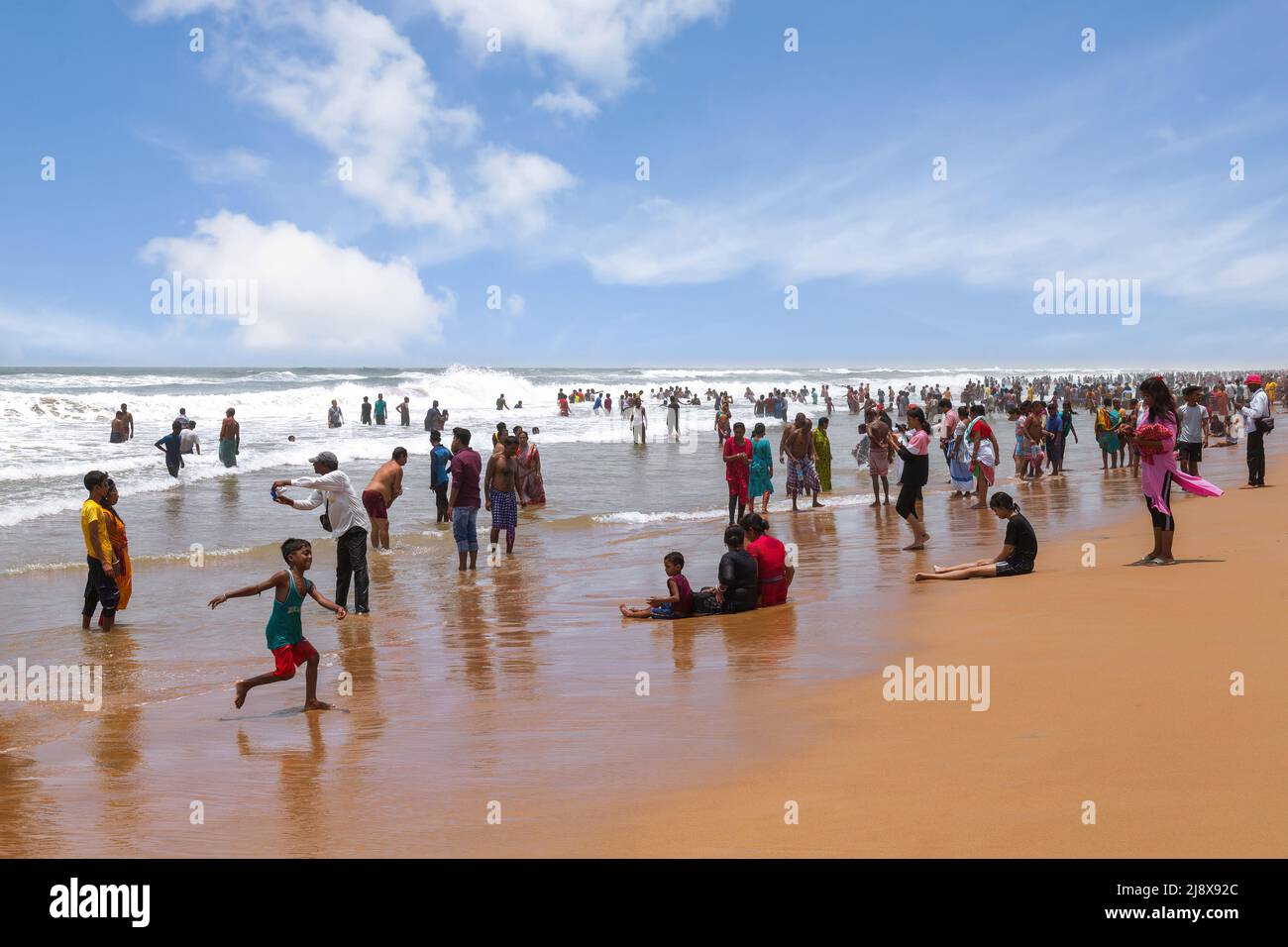 Crowded beach asia hi-res stock photography and images - Alamy