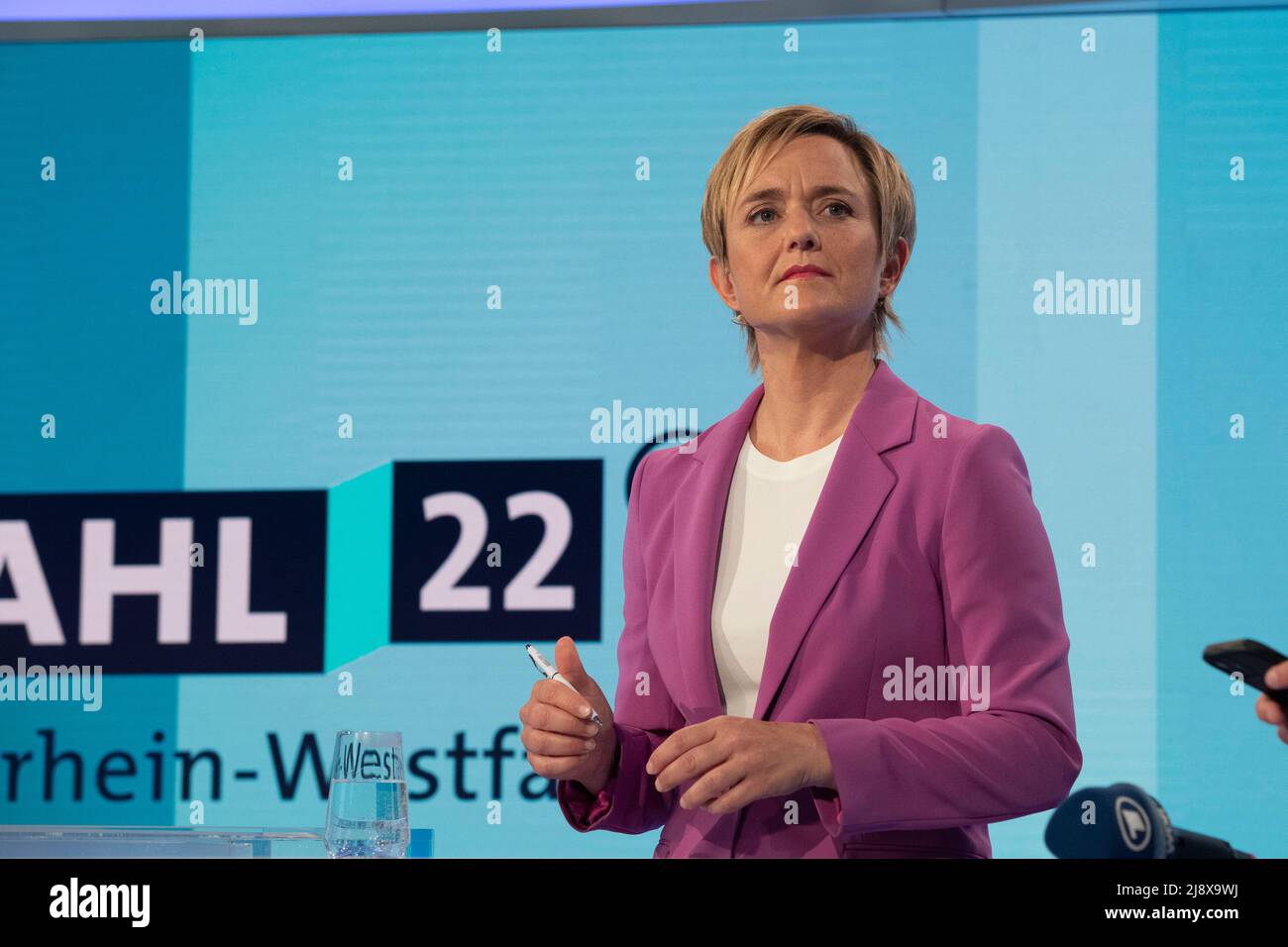 Moderator Ellen EHNI, WDR, projections and statements in the ...