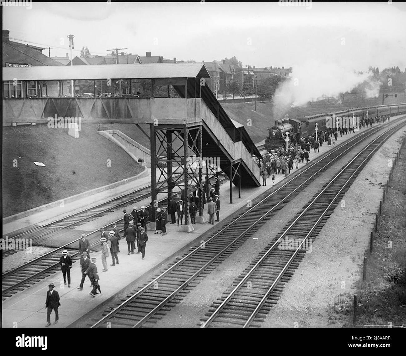 1920s train station hi-res stock photography and images - Alamy