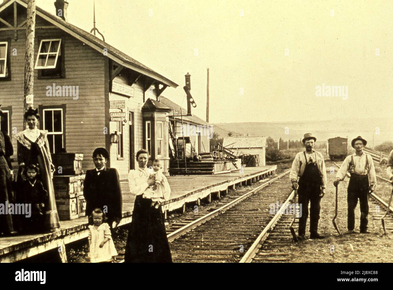 Early 1900s train station hi-res stock photography and images - Alamy
