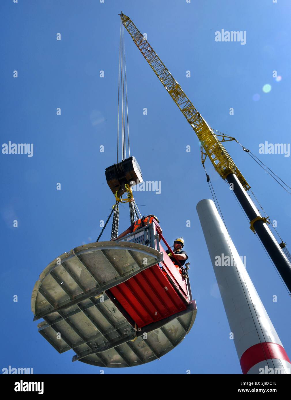 PRODUCTION - 09 May 2022, Saxony, Sitten/Leisnig: At the wind farm in ...