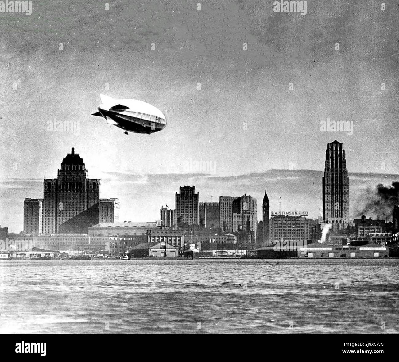 Hm airship r100 hi-res stock photography and images - Alamy