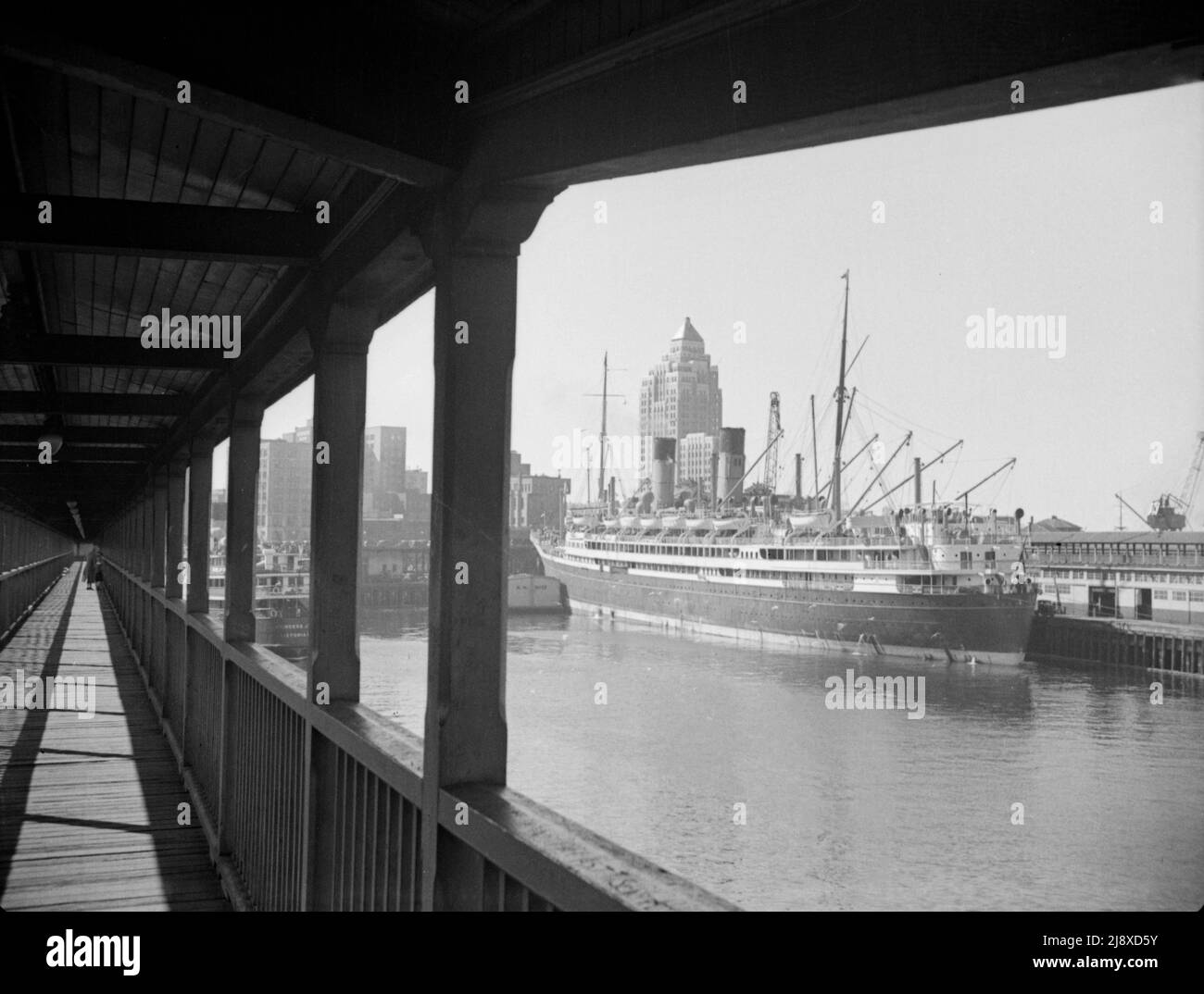 Early 1950s ocean liner hi-res stock photography and images - Alamy