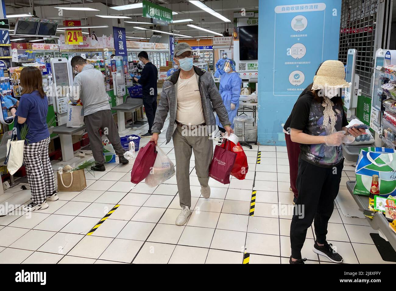 Supermarket checkout counters hi-res stock photography and images - Alamy
