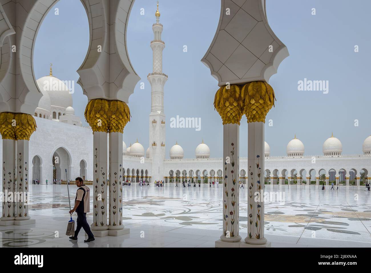 Architectural detail of the Sheikh Zayed Grand Mosque in Abu Dhabi ...