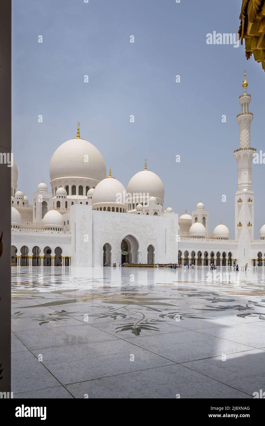 Architectural detail of the Sheikh Zayed Grand Mosque in Abu Dhabi ...