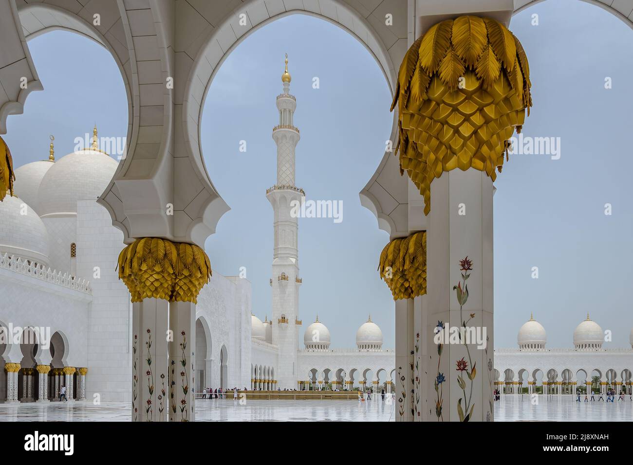 Architectural detail of the Sheikh Zayed Grand Mosque in Abu Dhabi ...