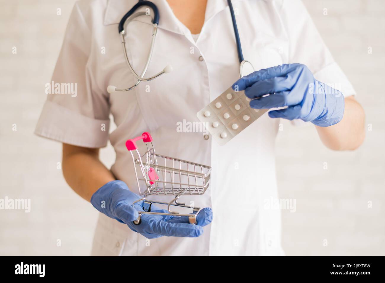 Faceless doctor hi-res stock photography and images - Alamy