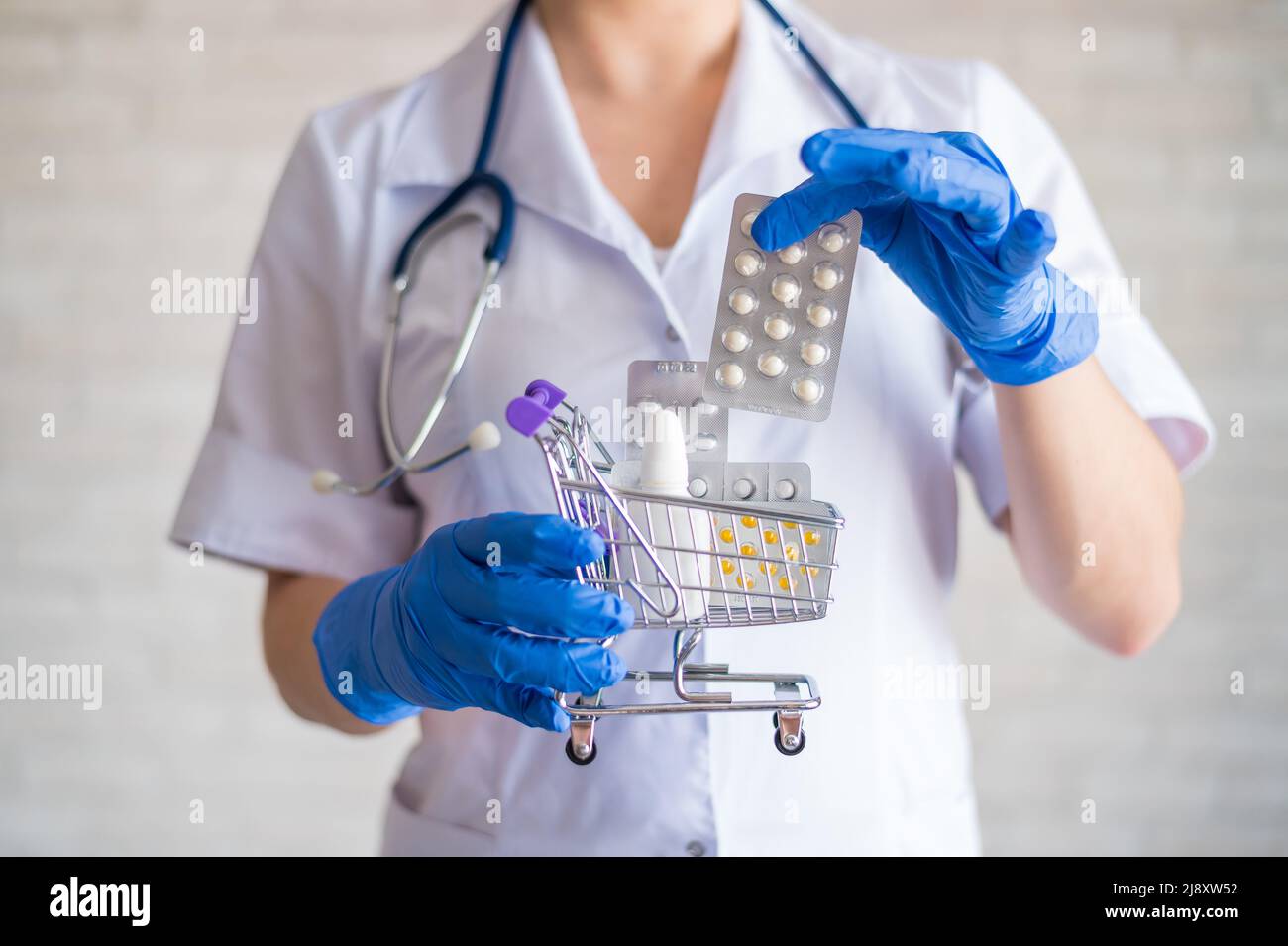 Doctor shows tablets hi-res stock photography and images - Alamy
