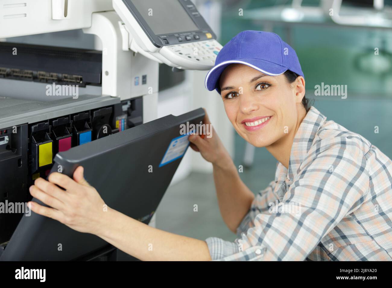 woman is fixing a printer Stock Photo - Alamy