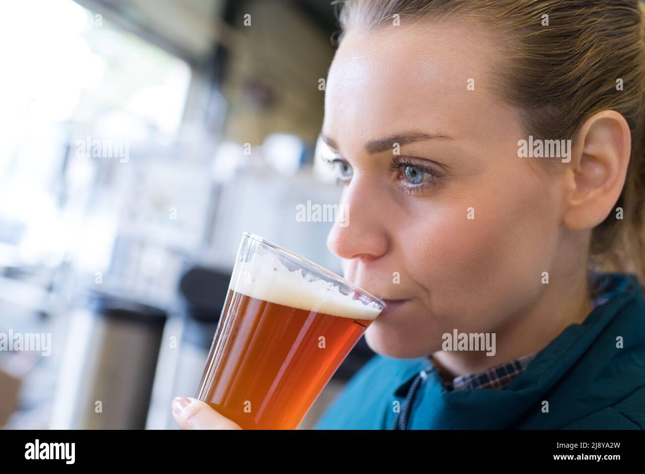 Female brewer hi-res stock photography and images - Alamy