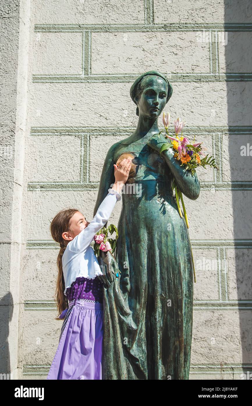 Juliet capulet statue munich hi-res stock photography and images - Alamy