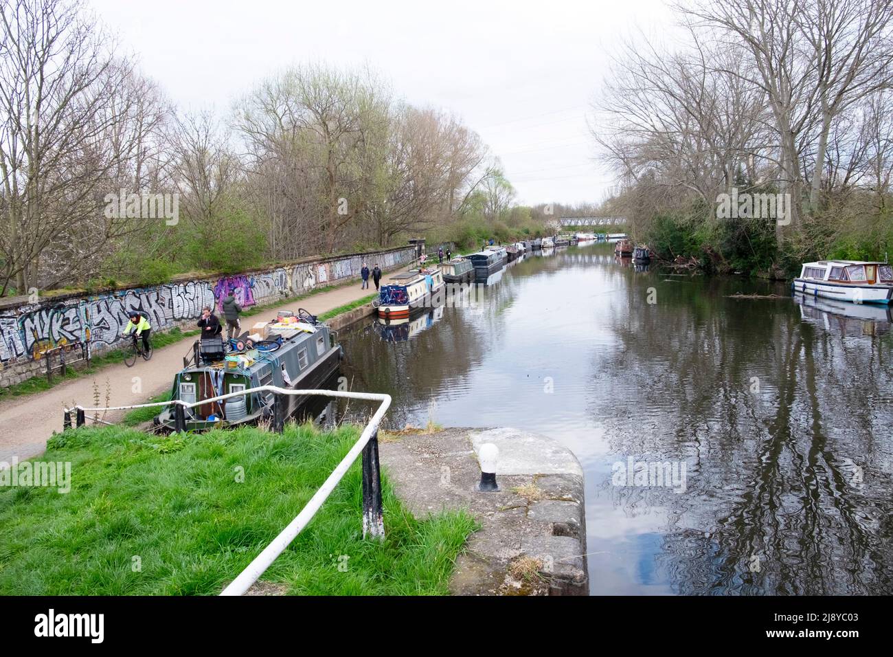 London cycle paths spring hi-res stock photography and images - Alamy