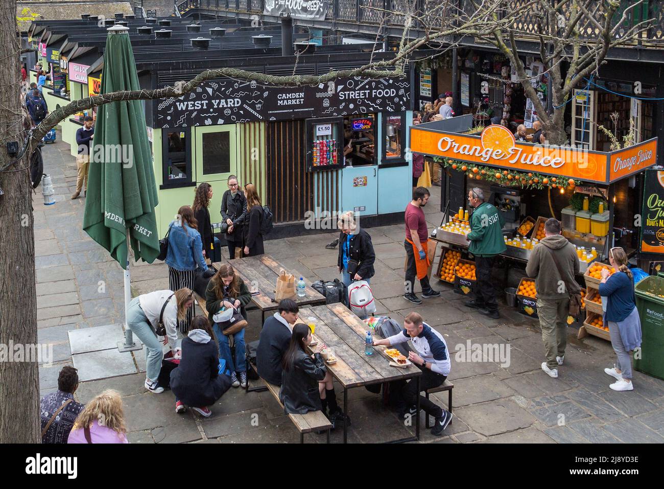 People sit eat food stall hi-res stock photography and images - Alamy