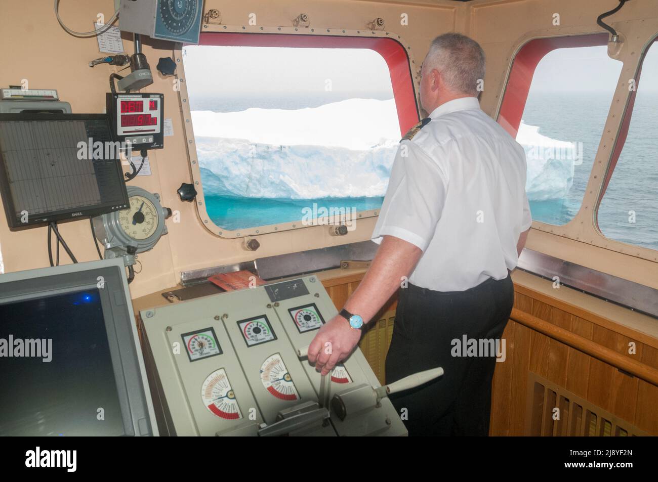 Ship bridge wing hi-res stock photography and images - Alamy
