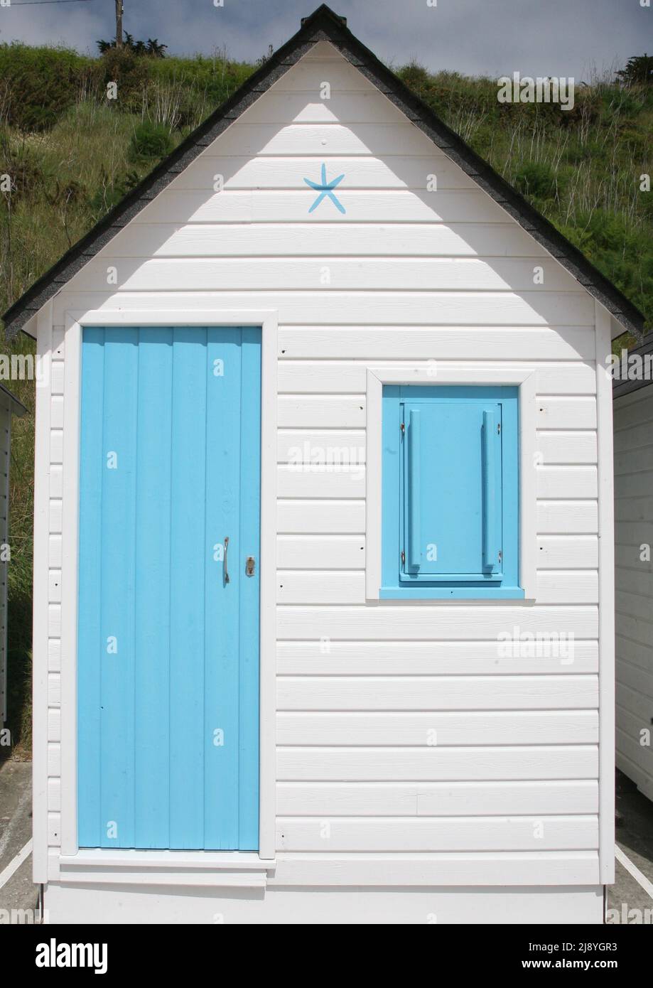 A blue and white beach hut Stock Photo - Alamy