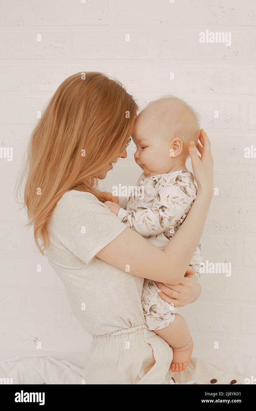 Child touching head hi-res stock photography and images - Alamy