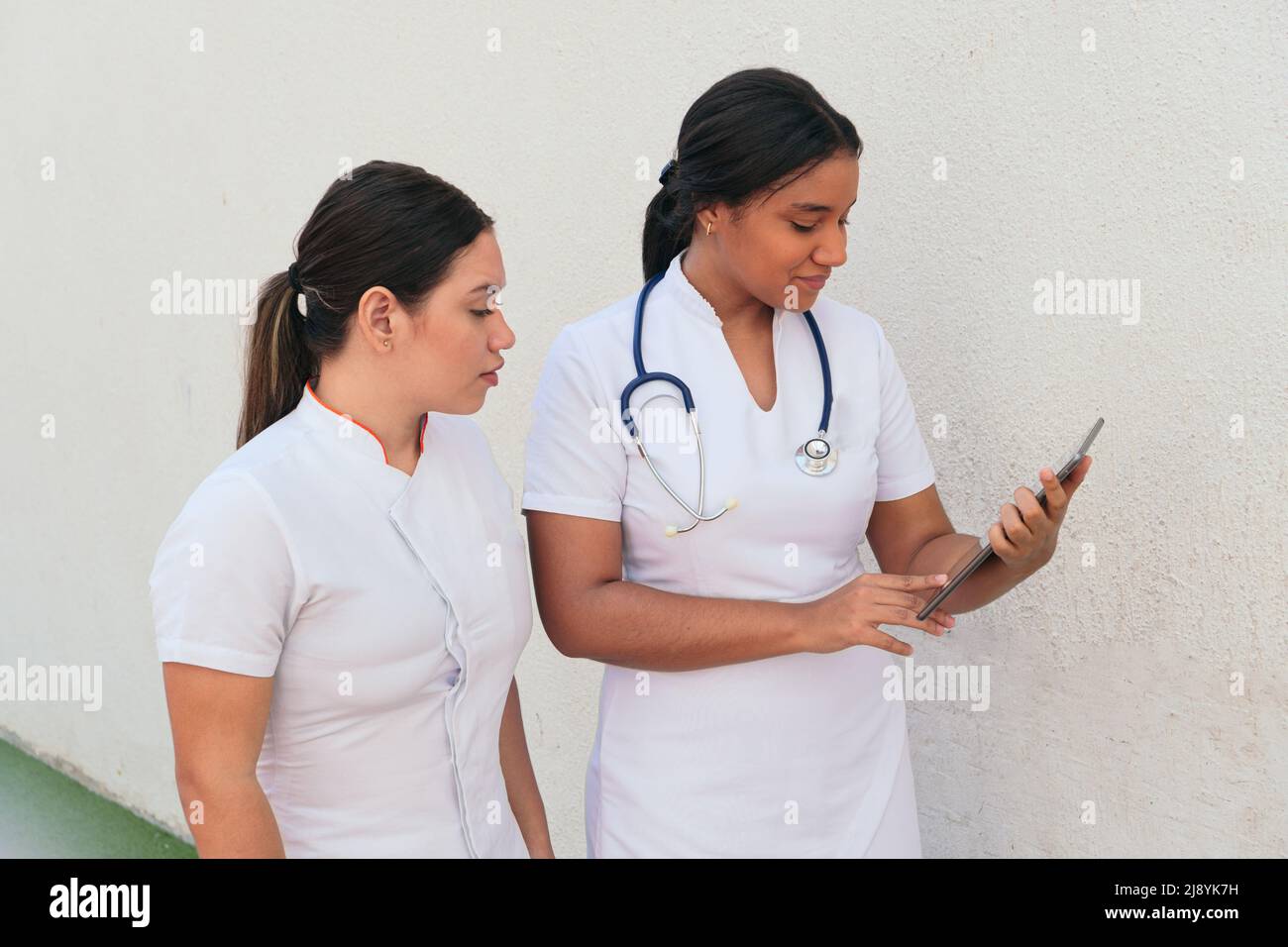 Two female doctors hi-res stock photography and images - Alamy