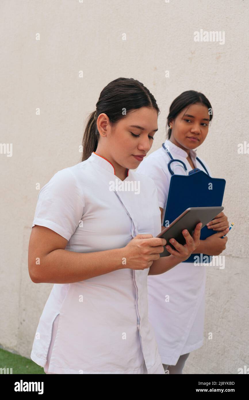 Check messages hi-res stock photography and images - Alamy